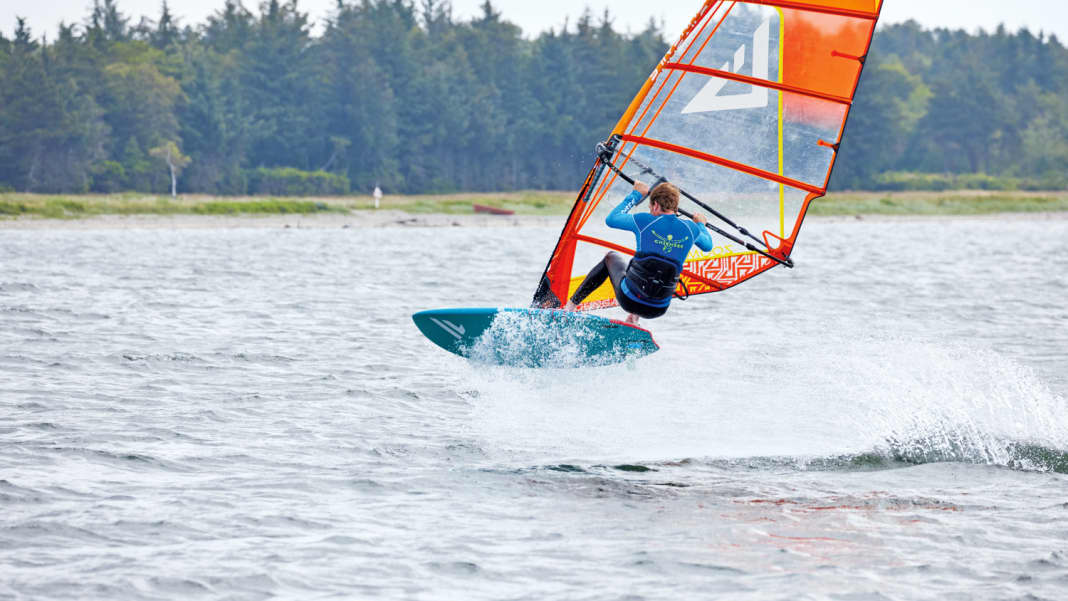Jumping technique: How to make your first windsurfing jumps ...