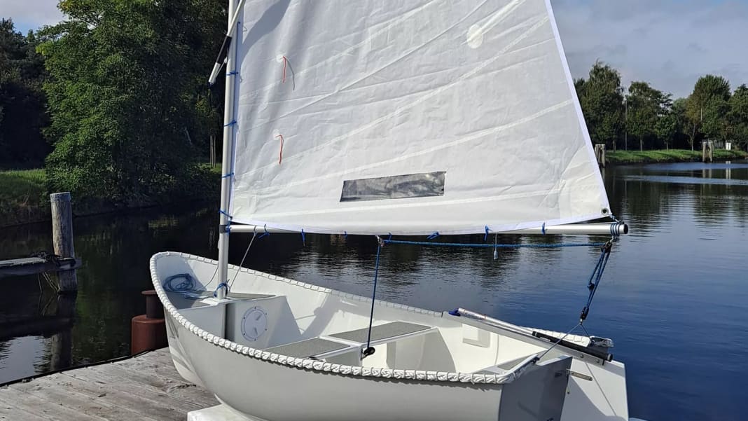 Dinghy: Small classic Tide 8 - for rowing, motors or with Opti rig | YACHT