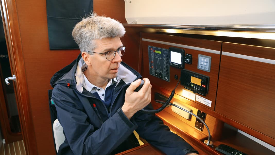 La radio maritime pour les navigateurs : pas de "Over and Out" - la ...