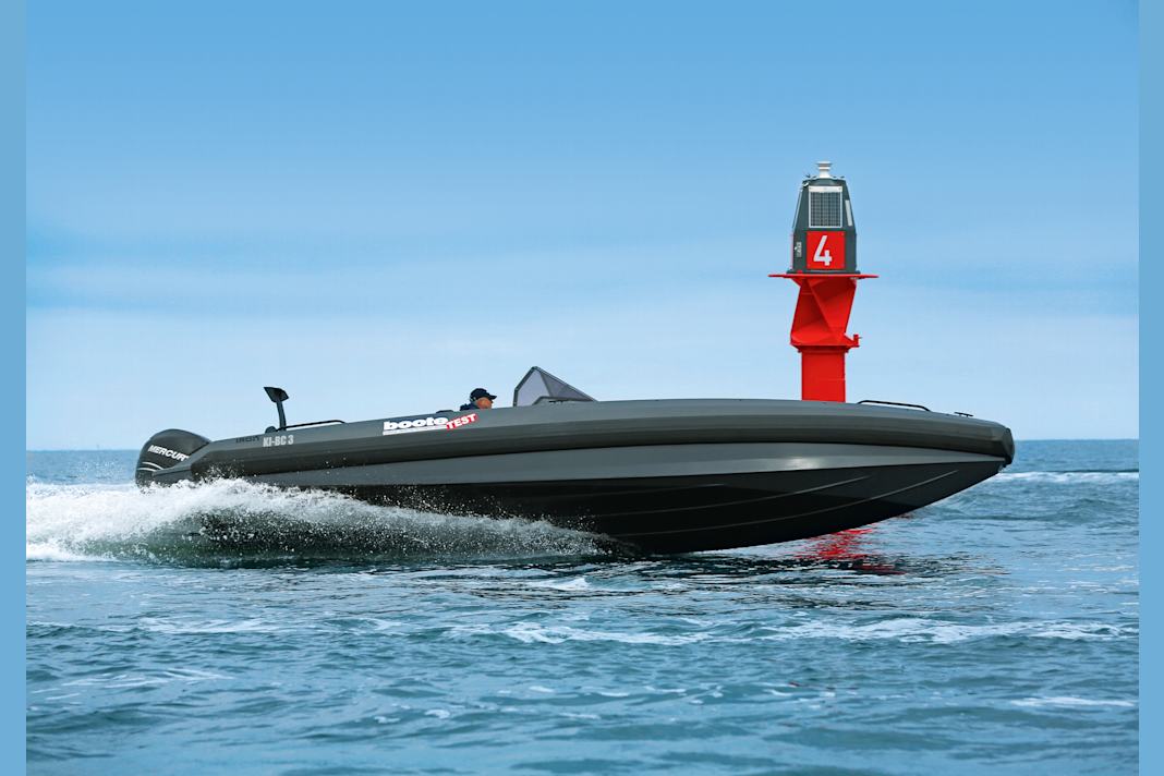 Test: Iron 827 - An offshore speedboat | BOOTE