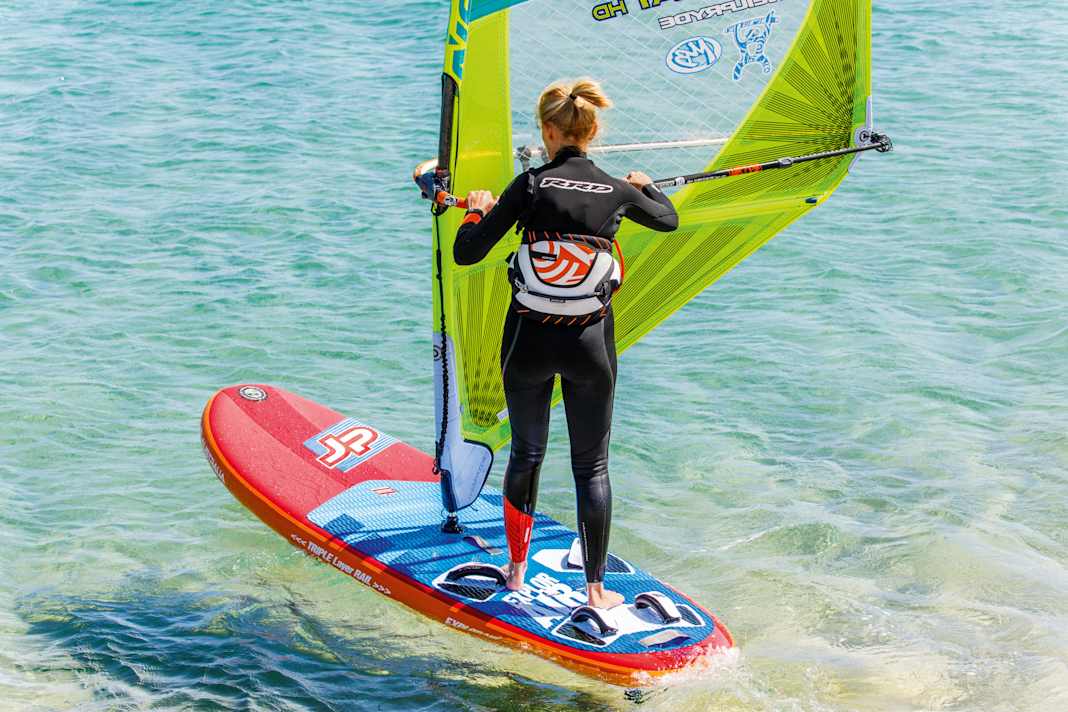 Windsurfing basics: luffing and dropping with sail control | SURF