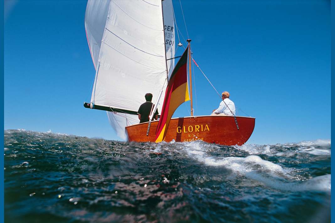 "Gloria": retro one-off mixes classic timber construction with high-tech | YACHT