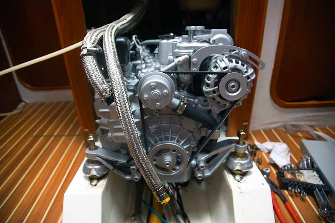 Technology: How to replace the motor in 12 steps | YACHT