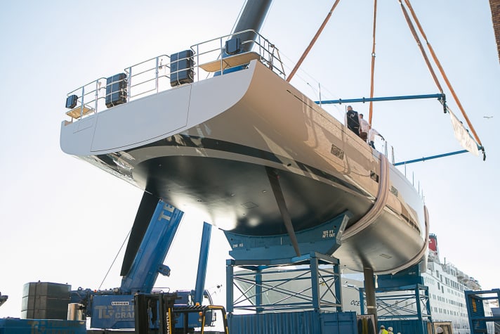 First SW105 with deckhouse and lift keel | BOOTE