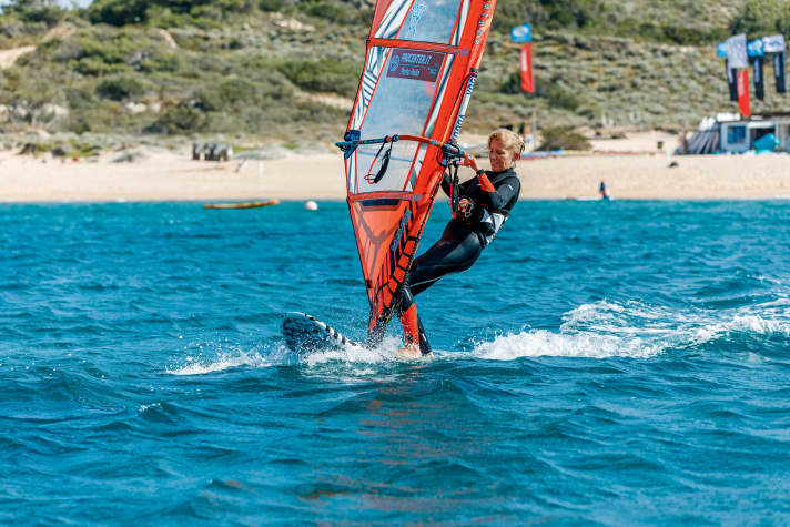 Riding technique: Trapeze surfing - power-saving windsurfing with hooks ...