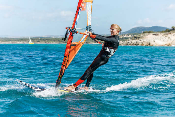 Riding technique: Trapeze surfing - power-saving windsurfing with hooks ...