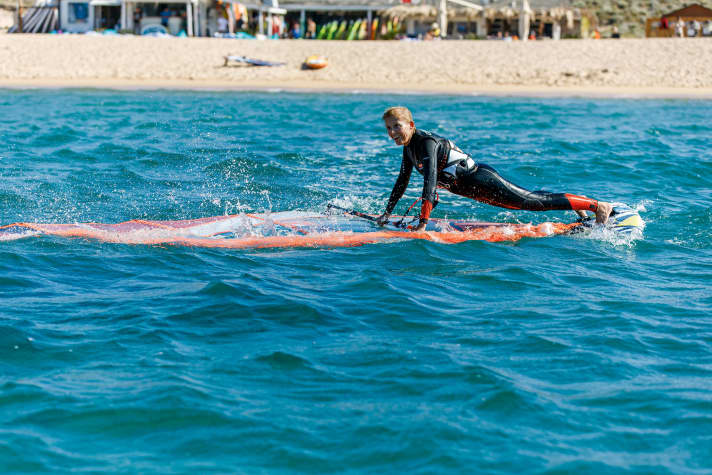 Riding technique: Trapeze surfing - power-saving windsurfing with hooks ...