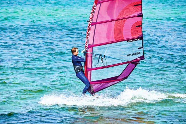 Windsurfing basics: The quick turn - explained step by step | SURF