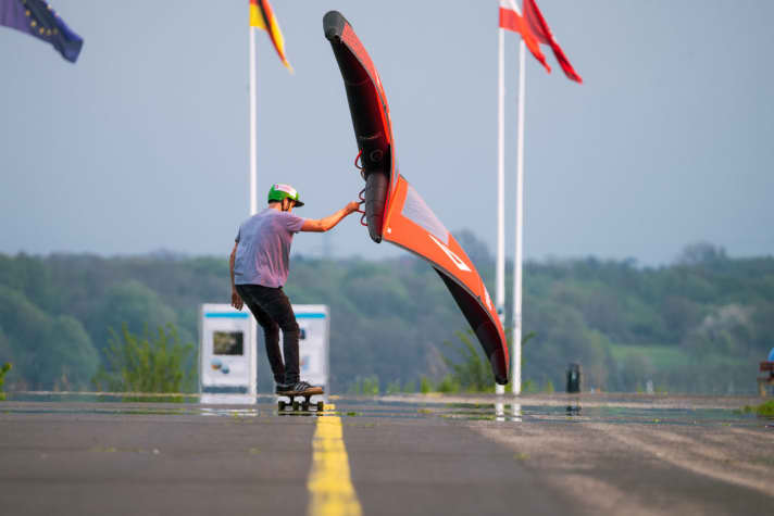 Wingfoiling on tarmac - the best tips for wingskating | SURF