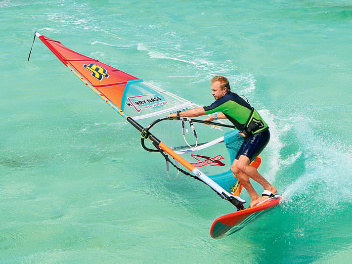 Riding technique: Tight jibes - turning on the disc | SURF