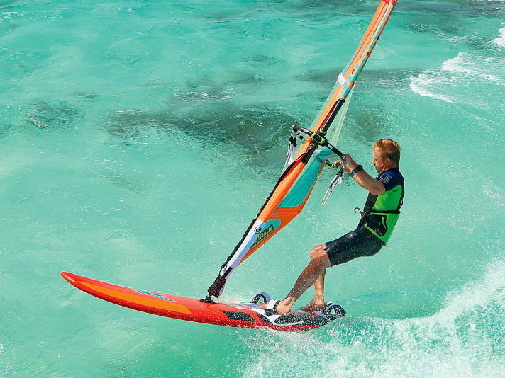 Riding technique: Tight jibes - turning on the disc | SURF