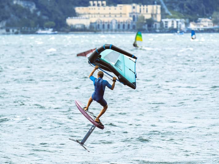 Jumping while wingsurfing - the best tips! | SURF