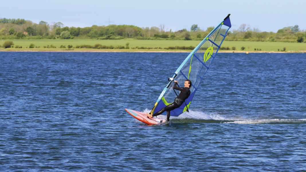 Riding technique: The fast tack on small boards | SURF