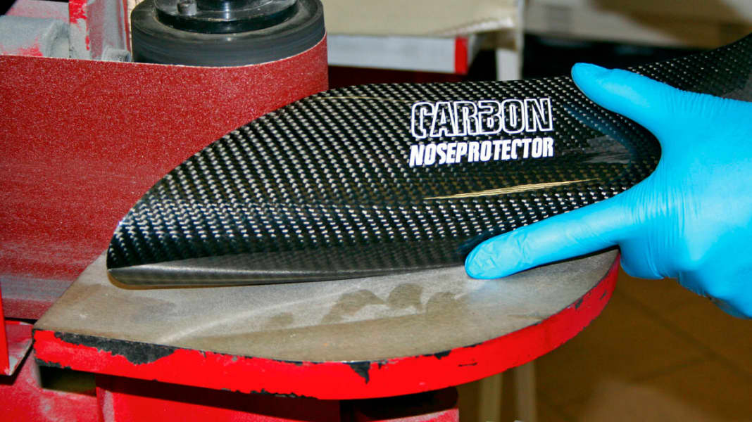 Workshop: Gluing nose protectors onto windsurf boards | SURF