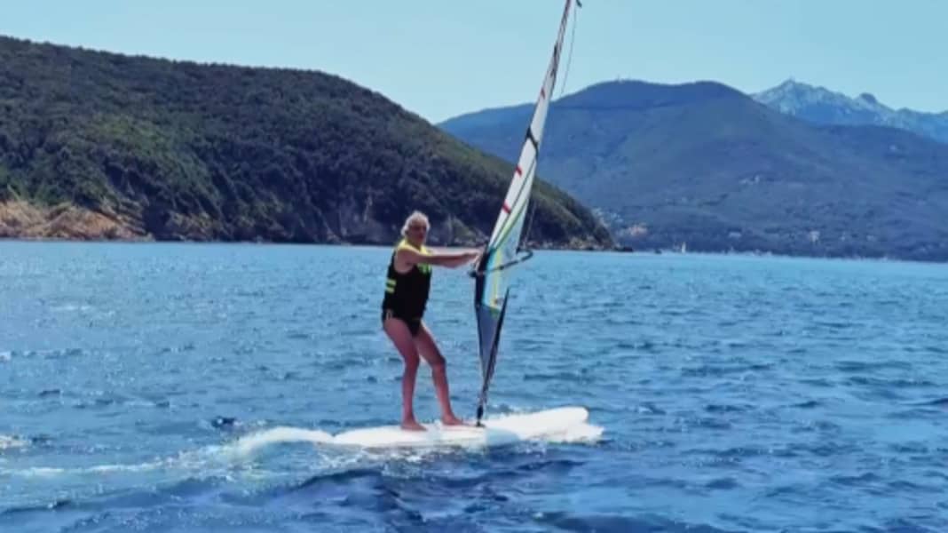 Blinder Star-Tenor: Andrea Bocelli geht Windsurfen | SURF