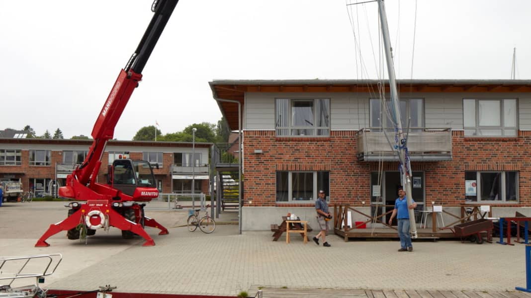 Praxis: Alles klar zum Maststellen | YACHT