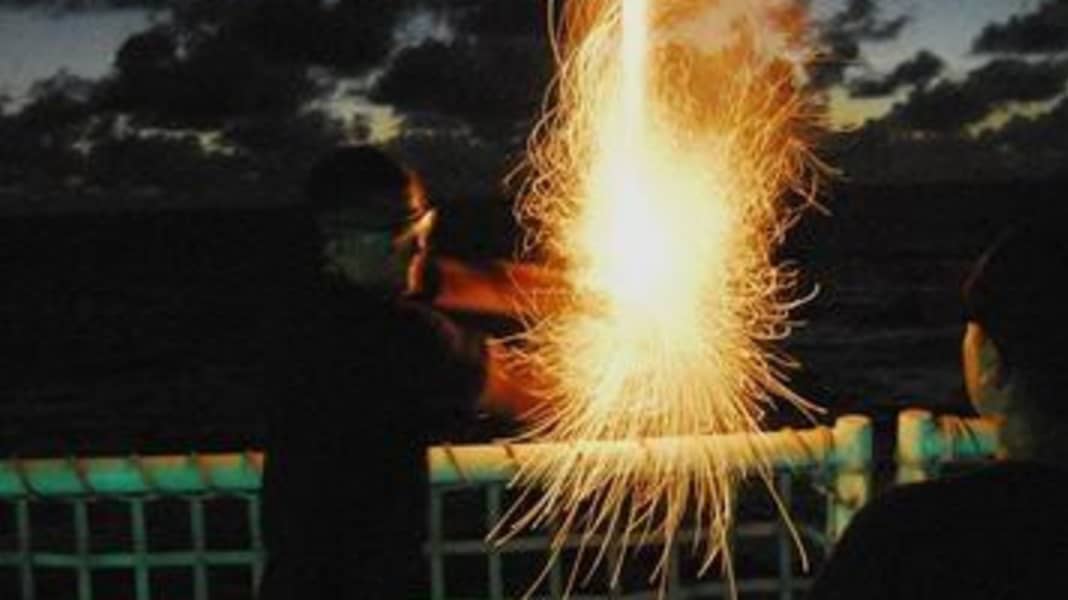Safety: New Year's Eve fireworks with distress ammunition? | YACHT