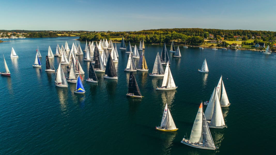 Silverrudder: Sunny Silverrudder with doldrums start for advanced ...