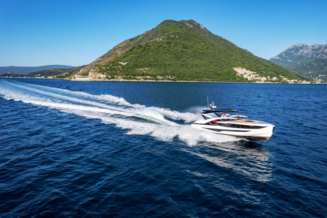 Tender: Superyacht in miniature - Midi Ilumen 35M from Dominator | BOOTE