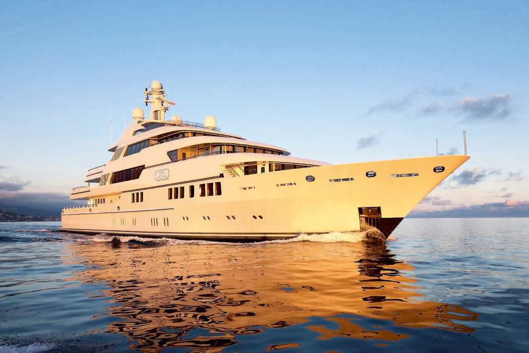 Refit Special: Modern paint job for "Starfire" | BOOTE