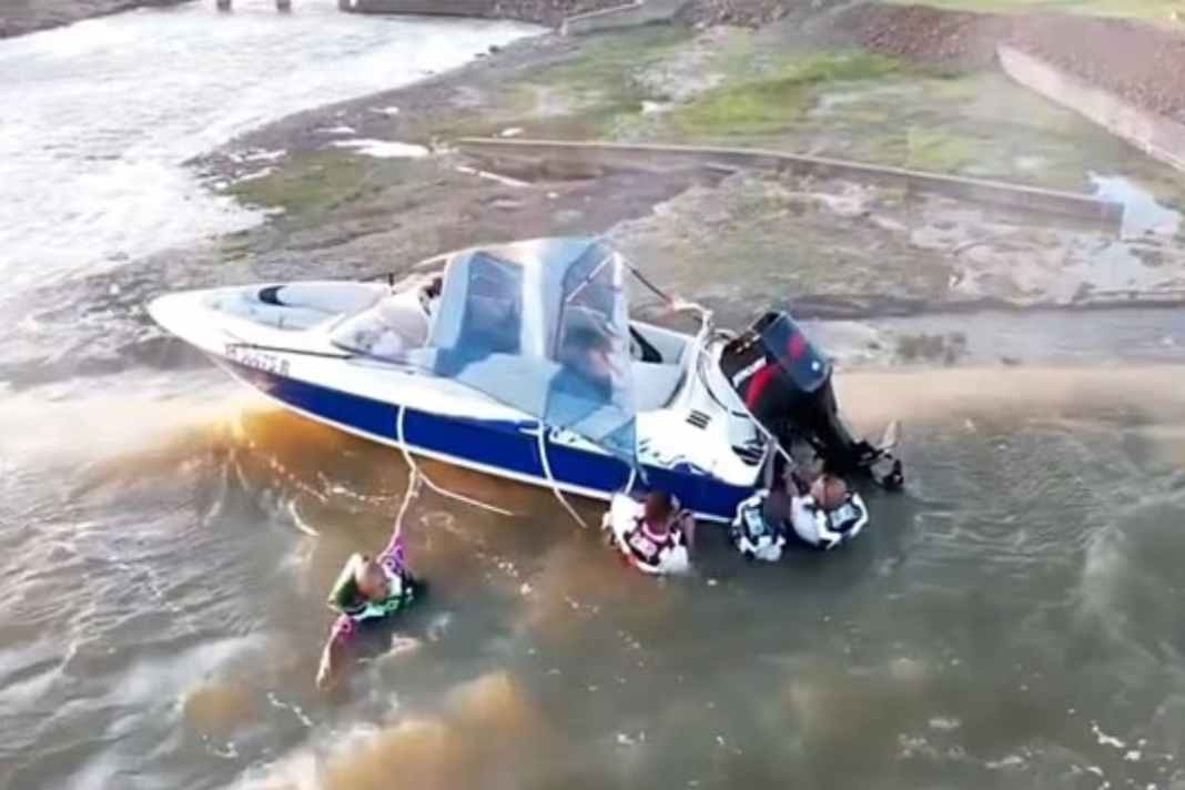 Dramatic rescue: Four men hang over a 40-metre precipice in a boat | BOOTE