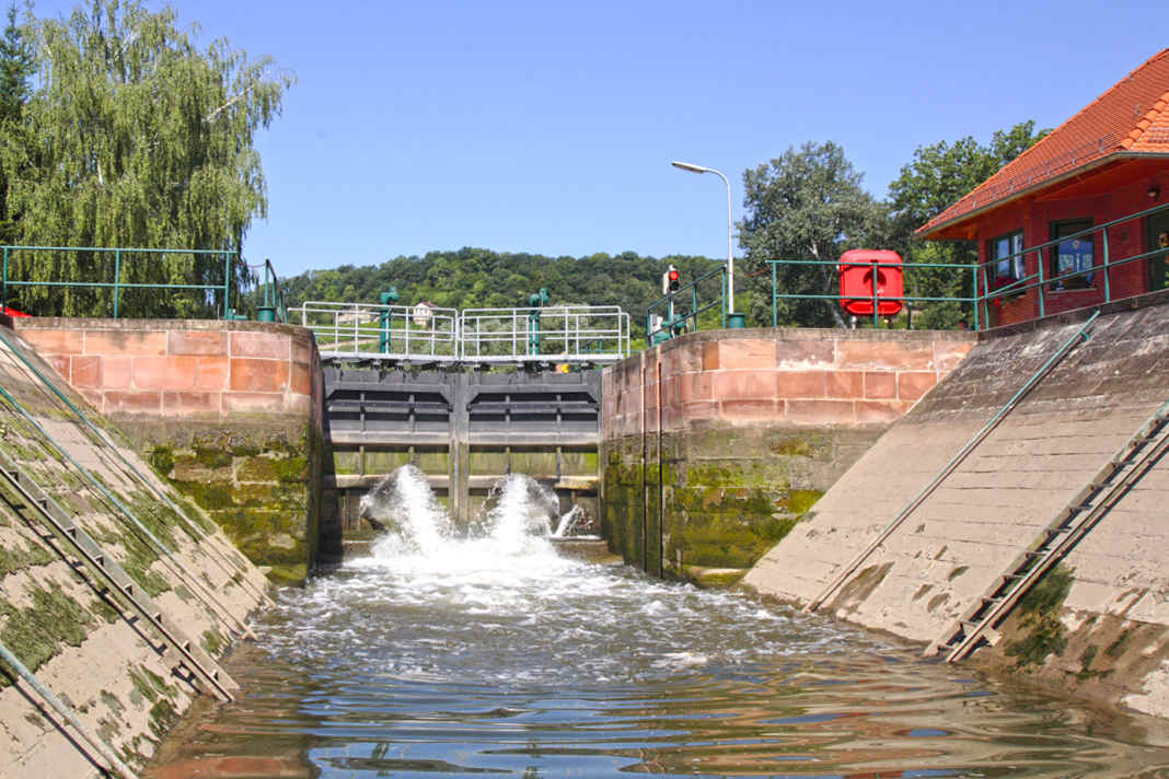 Schleusen: Zu Berg oder zu Tal? – Wir erklären das Schleusenprinzip | YACHT