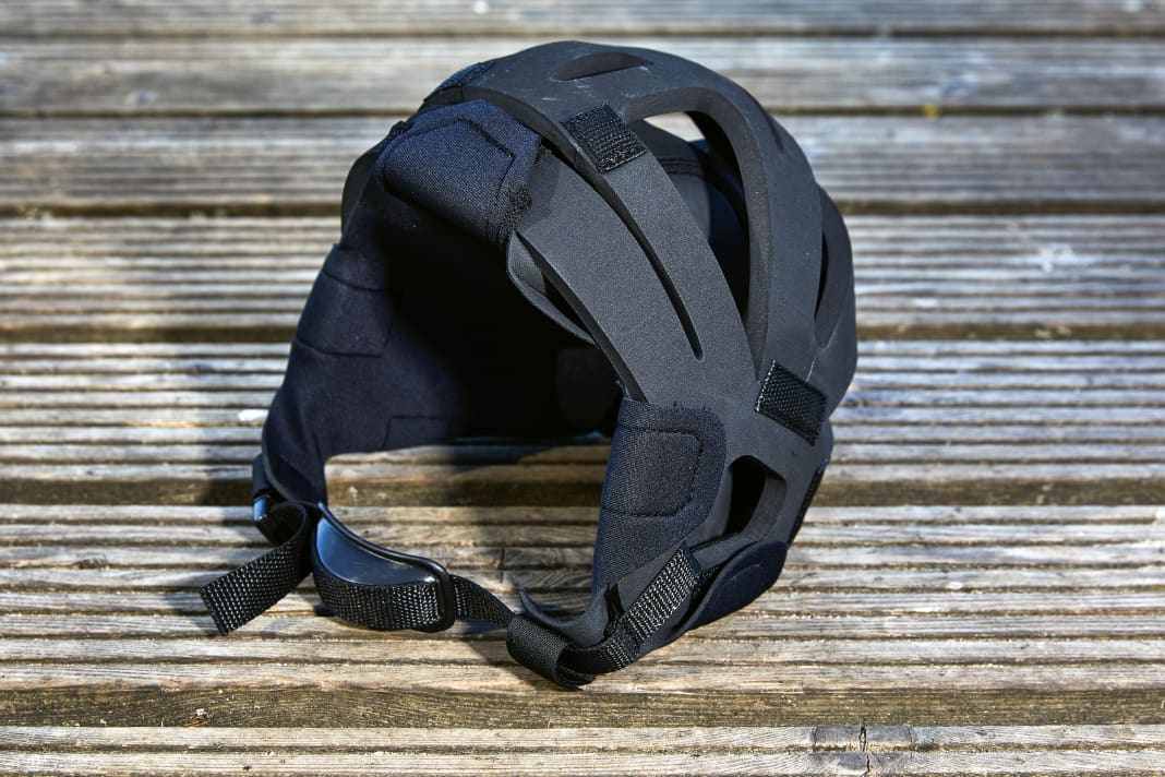 Inexpensive water sports helmet: The ASCAN surf helmet in the test | SURF