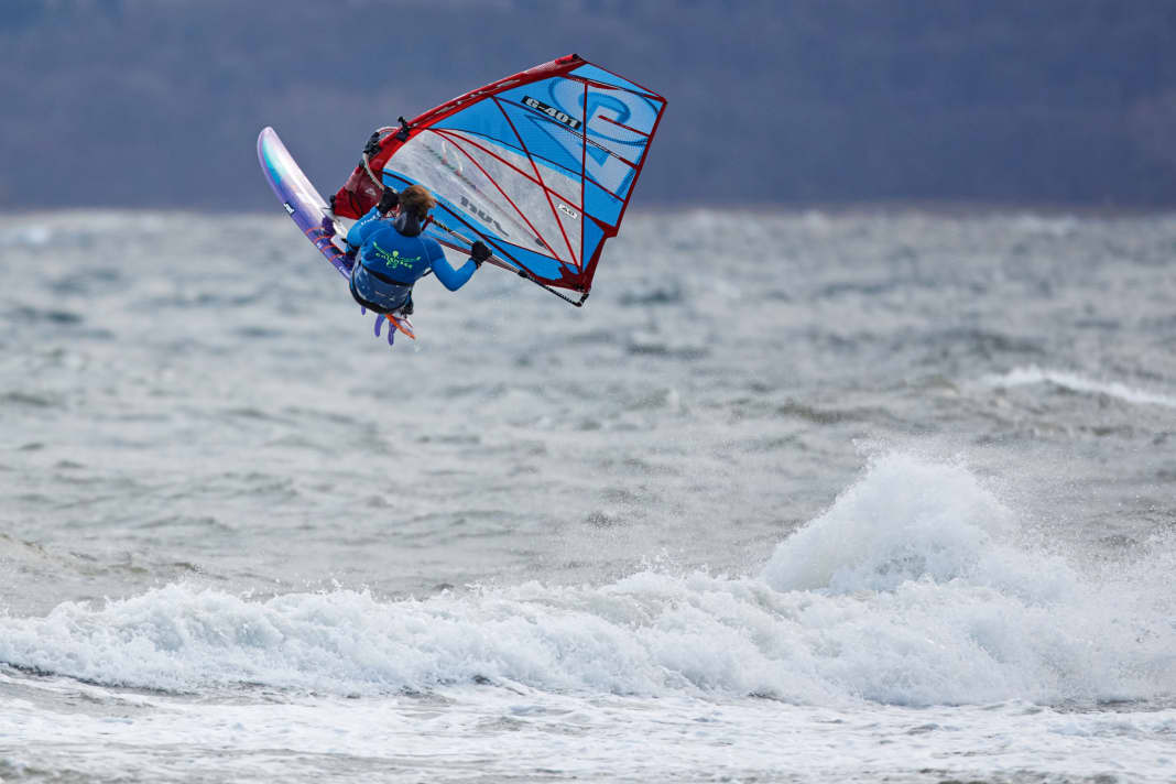 The backloop in windsurfing - the best tips from Flo Jung | SURF