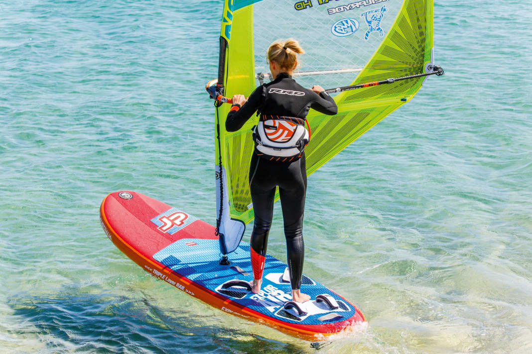 Windsurfing basics: luffing and dropping with sail control | SURF