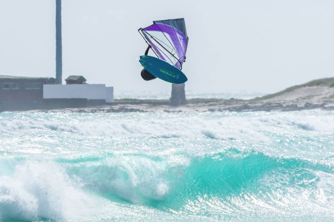 The backloop in windsurfing - the best tips from Flo Jung | SURF