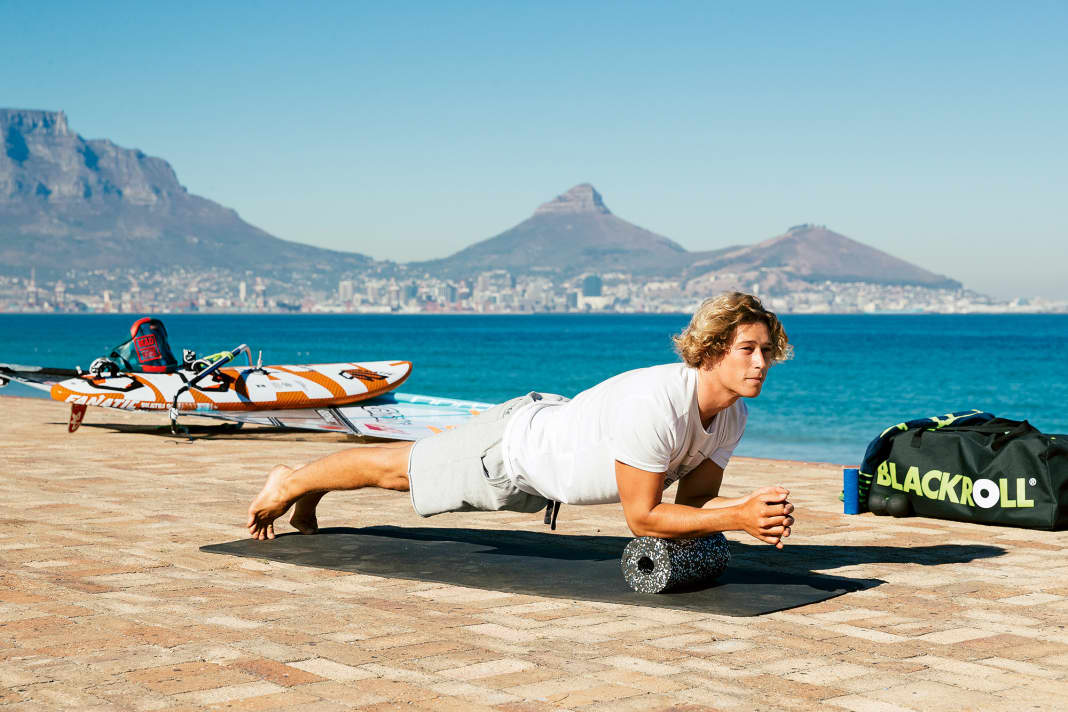 Training with the Blackroll: The best exercises for your back and core ...