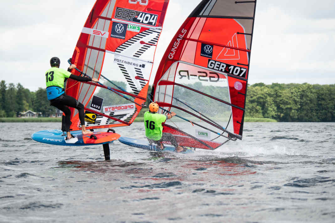ProAm Windsurf Cup: Fabian Wolf dominiert am Wittensee vor zwei Wingfoilern | SURF