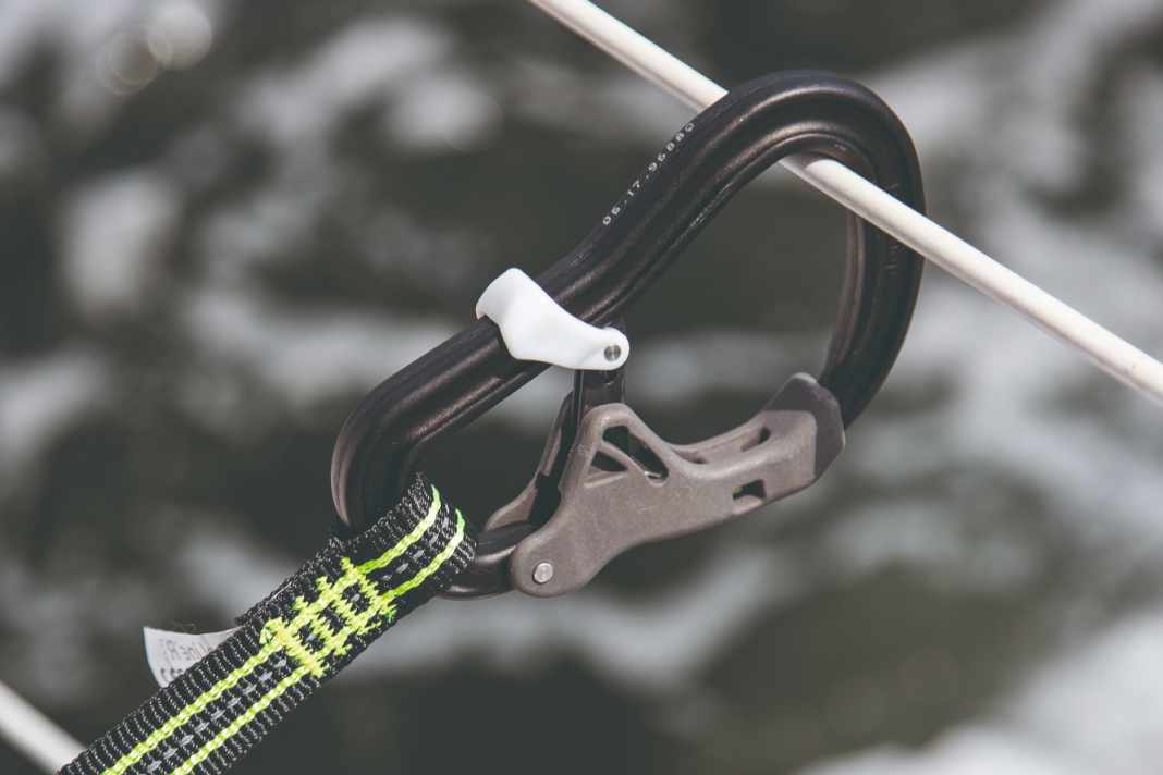 Stretch ropes: Sailors on the line - correct handling of lifelines | YACHT