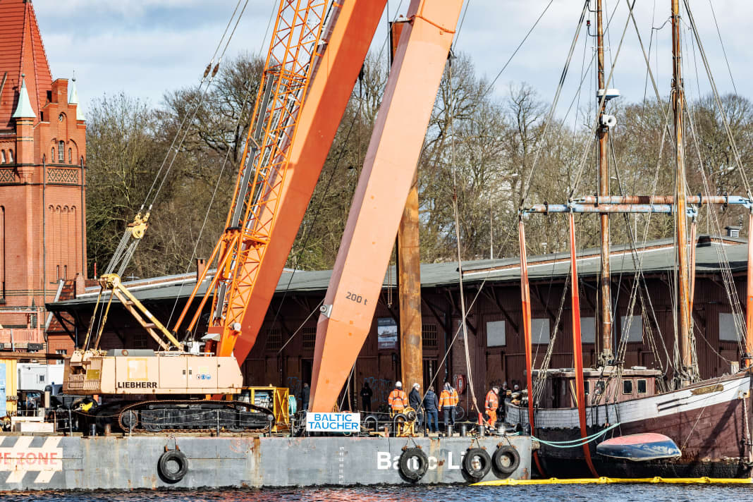 "Fridthjof": Lifting of the traditional sailing ship successful - it ...