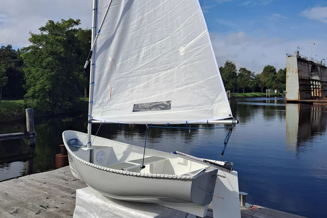 Dinghy: Small classic Tide 8 - for rowing, motors or with Opti rig | YACHT