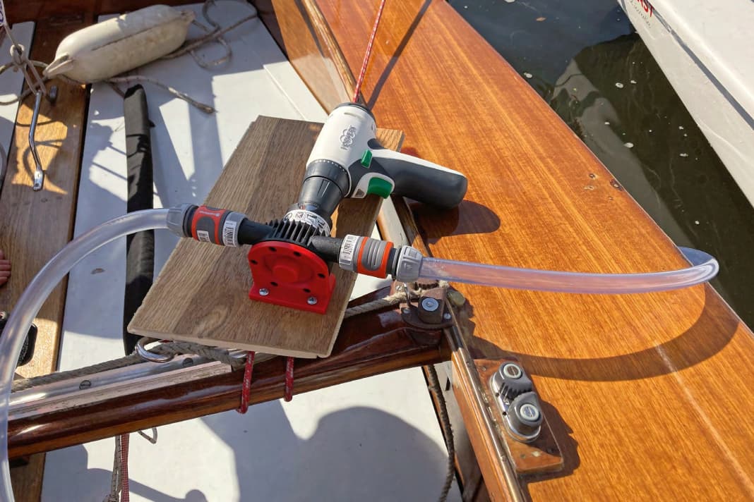 Pump test: No more pumping! - Two bilge pumps compared | YACHT