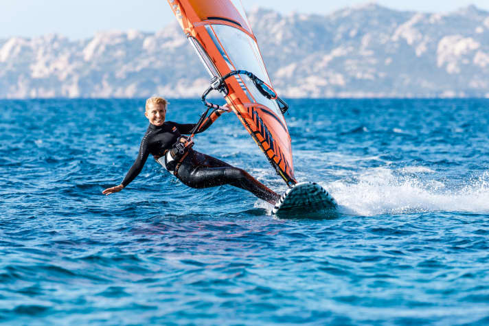 Windsurf-Basics: Windsurfsegel aufbauen & trimmen - so geht’s! | SURF