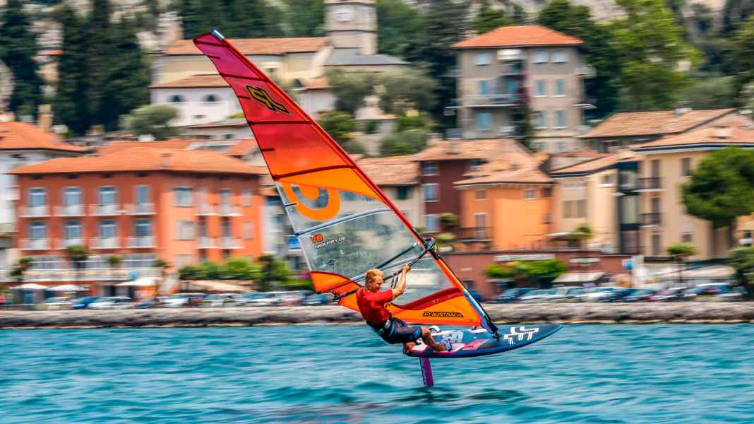 Windsurfing technique: Foil windsurfing | SURF