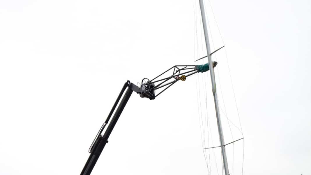 Praxis: Alles klar zum Maststellen | YACHT