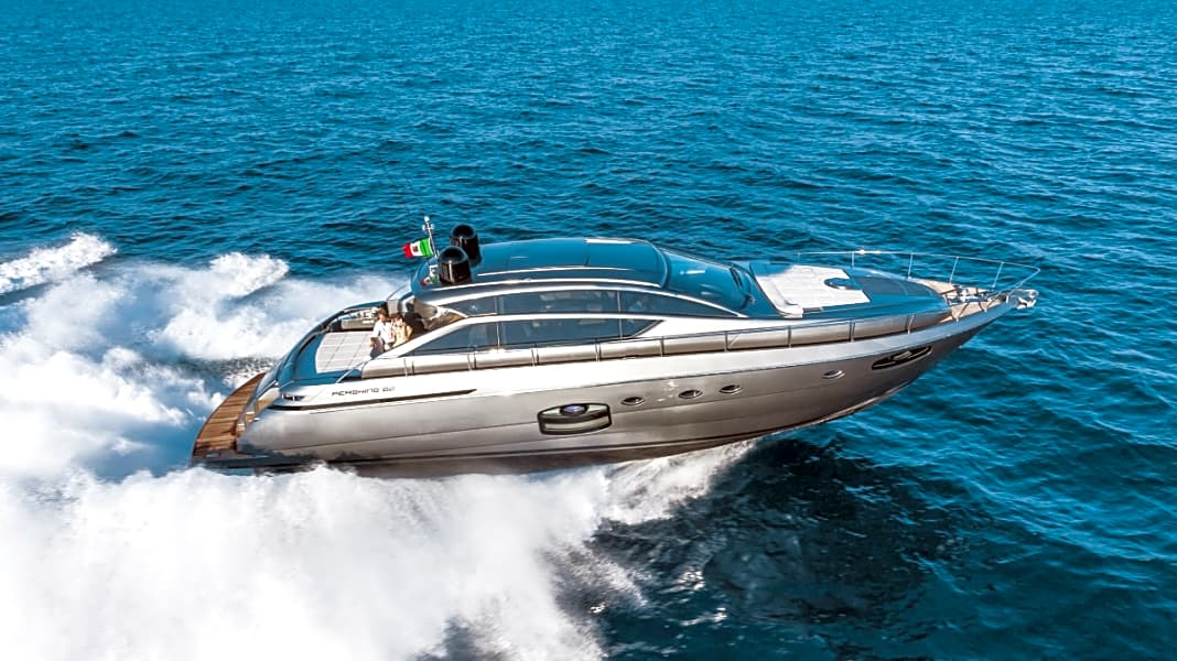 Pershing 62 - Wie ein Geschoss fliegt die Pershing 62 vorbei | BOOTE