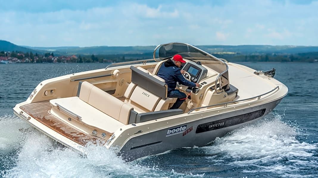 Test: Daycruiser mit Innenborder - Invictus 250 CX | BOOTE