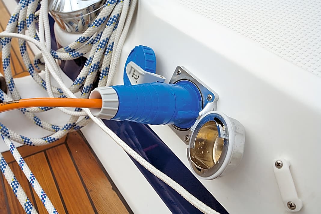 Landanschluss: So kommt der Landstrom sicher an Bord | YACHT