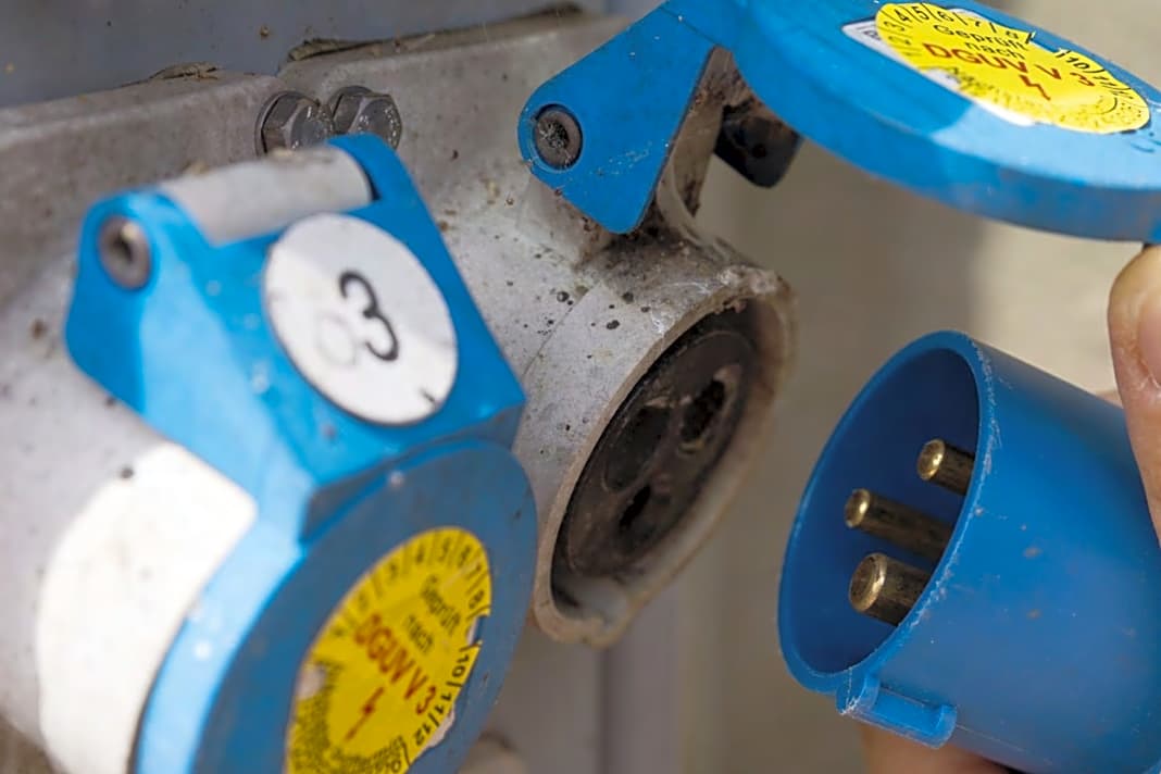 Landanschluss: So kommt der Landstrom sicher an Bord | YACHT