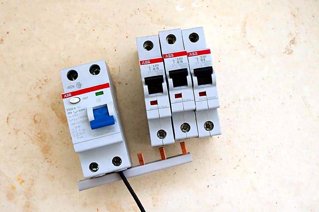 Landanschluss: So kommt der Landstrom sicher an Bord | YACHT