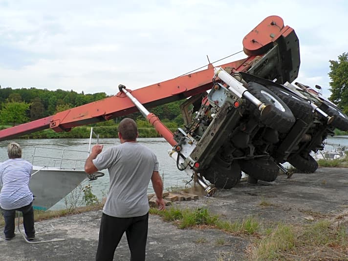 Unfall: Mit Kran in den Kanal gekippt | YACHT
