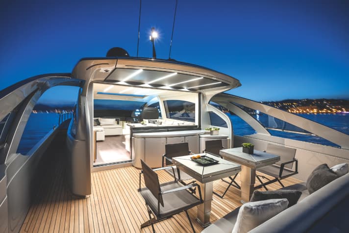 Test: Pershing 70 - In die Stratosphäre | BOOTE