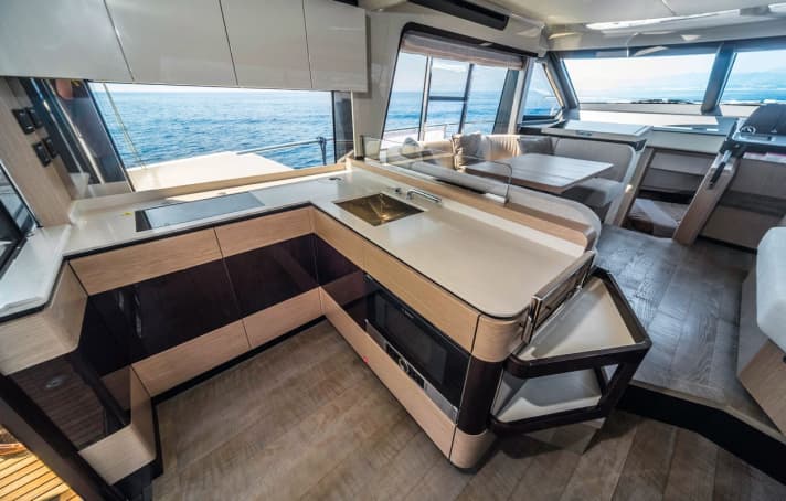 Test: Flybridge-Motoryacht - Absolute 47 Fly | BOOTE