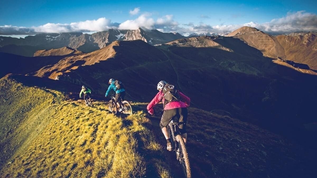 Transalp Packliste: Das für die MTB-Alpenüberquerung einpacken | BIKE