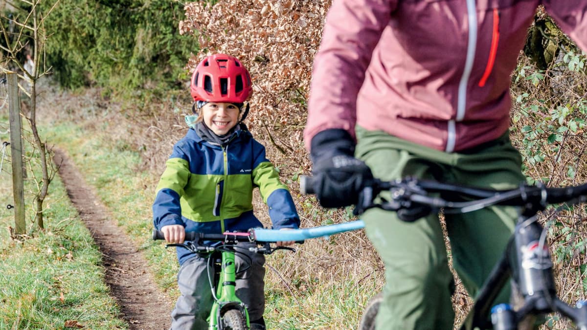 Zugsysteme für Kinderfahrräder: 4 Abschlepp-Systeme im Test | BIKE