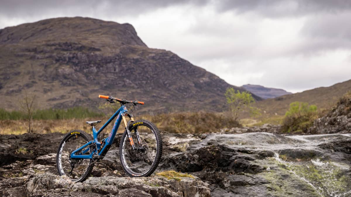 Deviate Highlander II: Das soll das neue High-Pivot Enduro können | BIKE